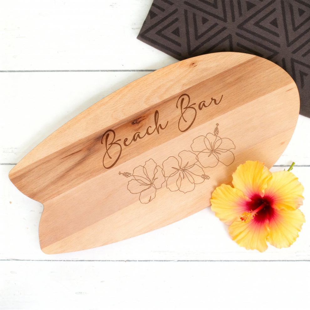 Personalisiertes Servierbrett in Surfbrett-Form Hibiskusgravur & Text ...