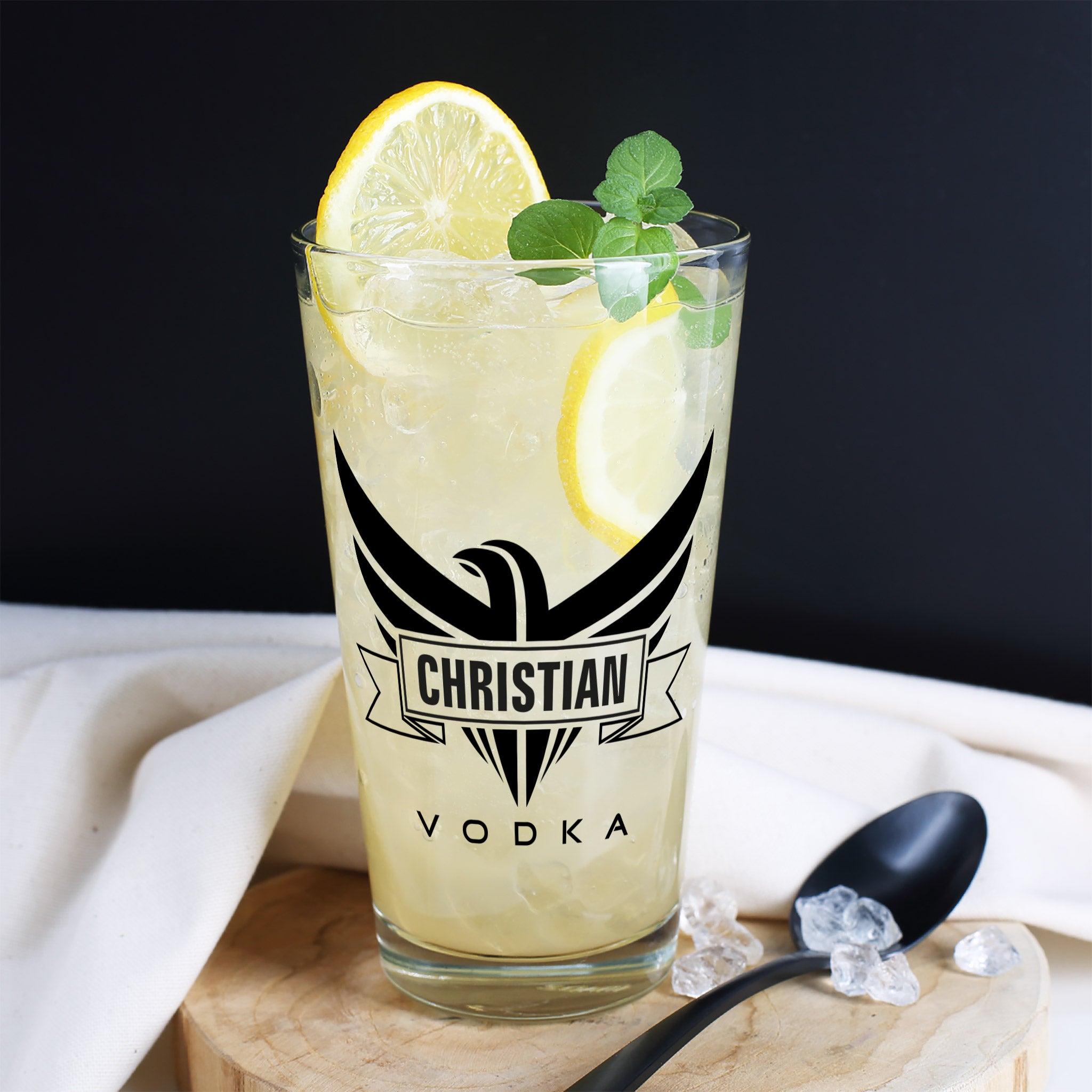 Personalisierbares Vodka-Glas mit Adler-Motiv & Name – geschenke-online.de