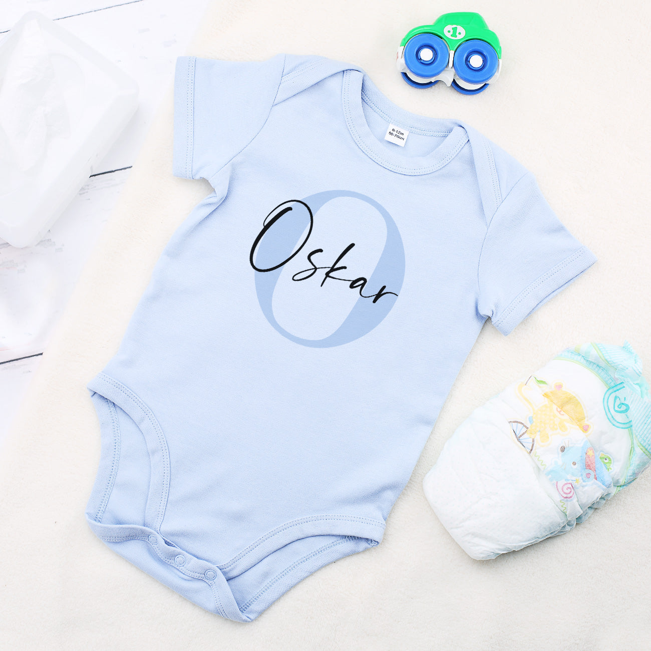 Hellblauer Body für Babys | Name, Initiale – geschenke-online.de