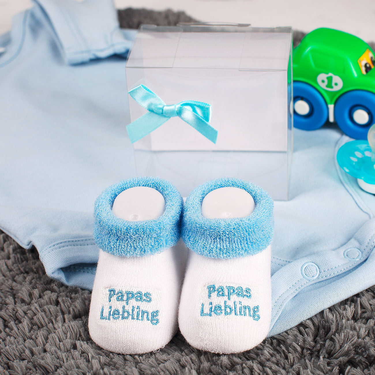 blaue Babysöckchen mit Stick "Papas Liebling" – geschenke-online.de